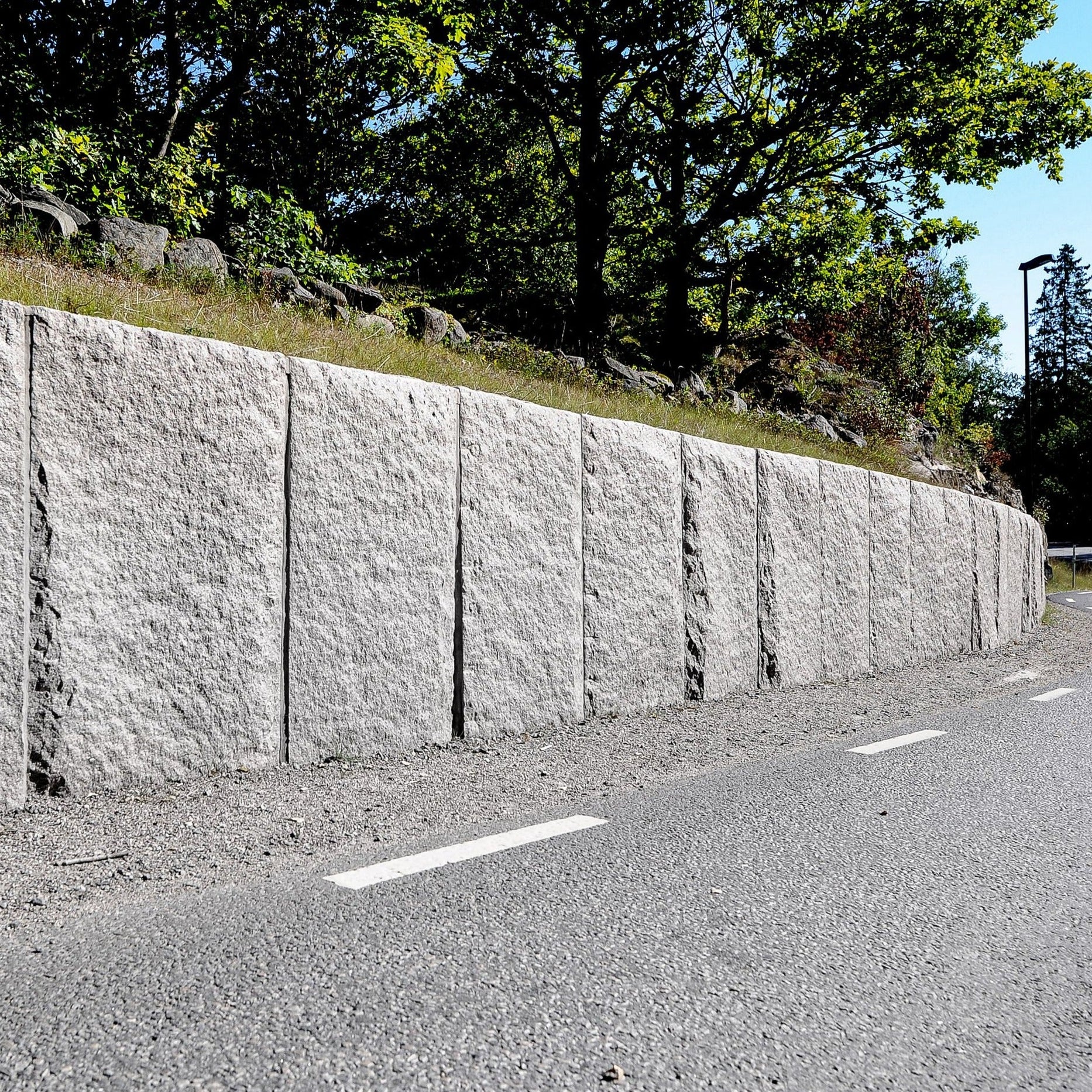 Blockstensmur Bergama Granit Rustik Grå 1000x800— Stenbolaget